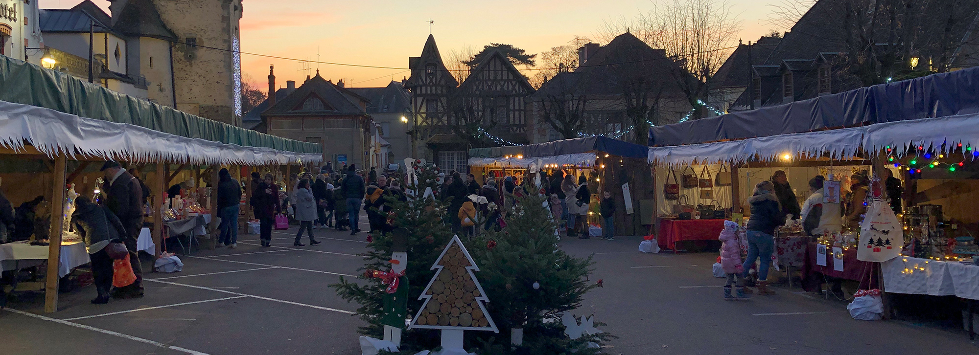 Le Village de Noël 2022 a enchanté la Place de la Mairie - Ville de ...